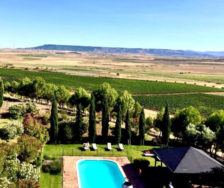 6 Hoteles con MÁS encanto en Navarra [Burbujas y Cabañas]